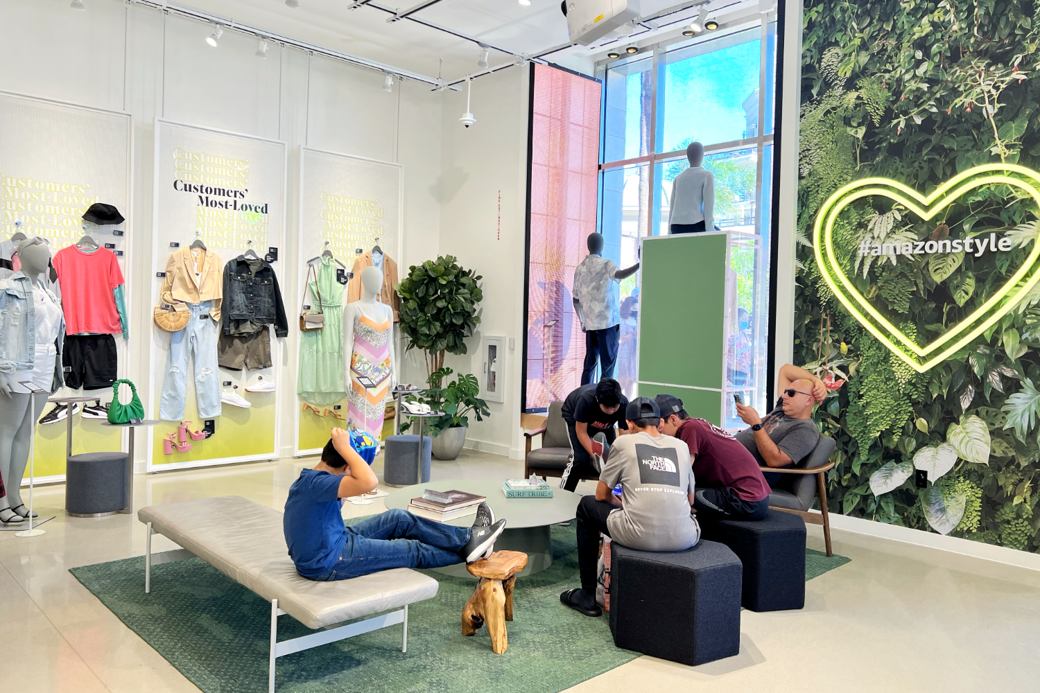 Amazon初のアパレル実店舗、Amazon Styleが提供するパーソナライズショッピング体験 | EIS Insight